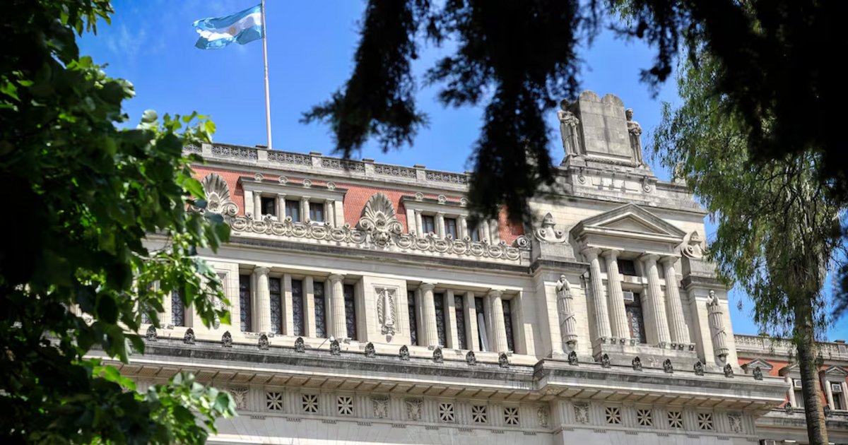 Aumenta el rechazo al DNU de Milei para nombrar jueces con menos ...