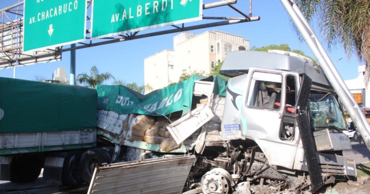 Un Camión Se Quedó Sin Frenos Y Chocó Contra Una Camioneta Y Una